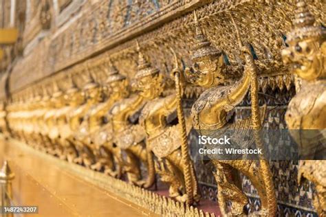 ภาพระยะใกล้ของรายละเอียดพระแก้วมรกตในวัดพระแก้วในกรุงเทพฯประเทศไทย ภาพสต็อก ดาวน์โหลดรูปภาพ