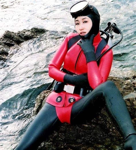 Mikis Wall Photos In 2020 Scuba Girl Scuba Girl Wetsuit Wetsuits