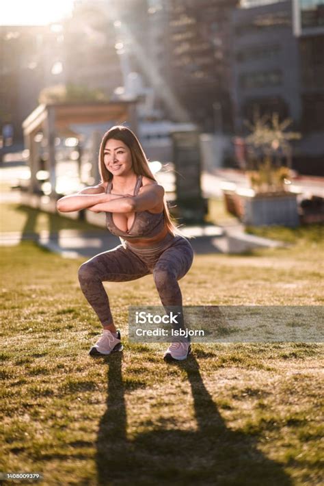 屋外で運動するしゃがんだ姿勢の幸せな女性 公園のストックフォトや画像を多数ご用意 公園 職業 1人 Istock