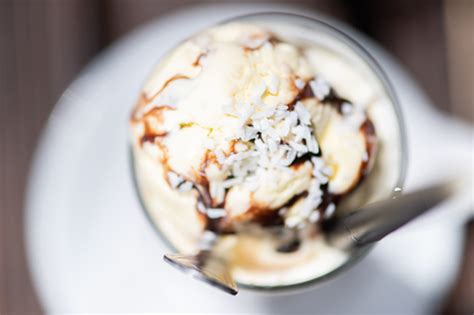 나무 테이블에 크림이 부어진 아이스 커피는 음료의 질감과 상쾌한 모습을 보여 주었습니다 맨 위 보기 0명에 대한 스톡 사진 및 기타 이미지 Istock