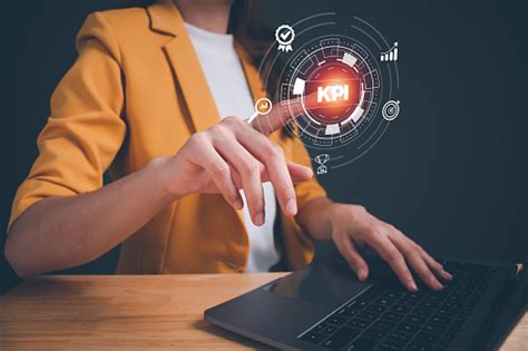 분석가는 비즈니스 분석 및 데이터 관리 시스템에서 컴퓨터로 작업하여 데이터베이스에 연결된 Kpi 및 메트릭으로 보고서를 작성합니다 재무 운영 영업 마케팅을 위한 기업 전략