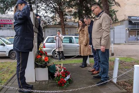 Стефковски положи свежо цвеќе пред споменикот на Кирил Петрушевски ...