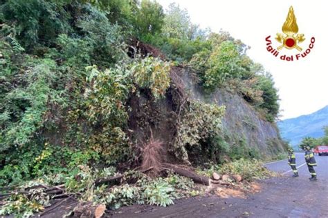 Frana Sulla Strada Tra Maccagno E Il Valico Di Zenna