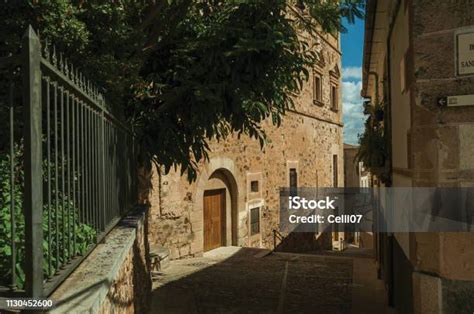 카 세레스에서 오래 된 석조 건물과 꽃이 피는 나무 사이에 계단이 있는 골목 건물 정면에 대한 스톡 사진 및 기타 이미지 건물 정면 건축 건축물 Istock