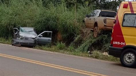Acidente Entre Carro E Caminhonete Deixa Duas Pessoas Feridas Na Go 330