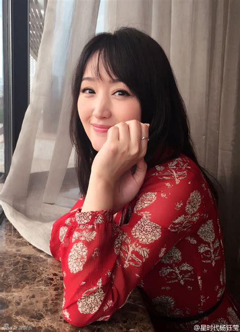杨钰莹满45岁秀戒指 穿红衣丰满甜美依旧新浪图片