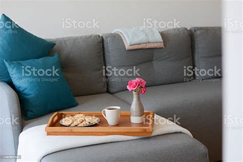 아늑한 아침 거실에서 아침 식사 꽃병에 분홍색 꽃이 달린 나무 쟁반에 쿠키가 든 커피 또는 차 0명에 대한 스톡 사진 및 기타