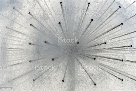 세부 사항 물을 분사하는 구형 분수가 가까이 있습니다 폼 볼에 투명한 스플래시 구에 대한 스톡 사진 및 기타 이미지 구