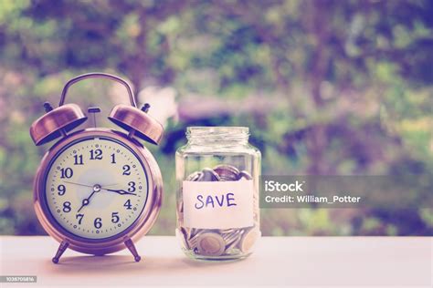 미래의 개념에 지속 가능한 생활을 위한 돈을 절약 빈티지 시계와 투명 유리에 동전 항아리 절약은 돈을 지불 하는 세금 보험 건강 여행 등 자녀 교육에 대 한 저장 저축에