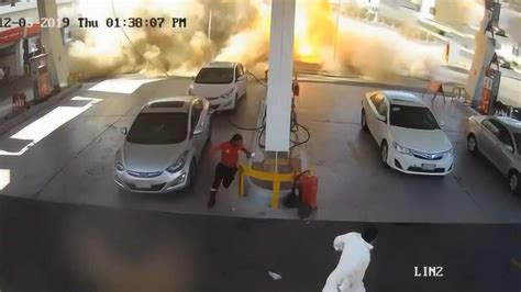 加油站爆炸地面瞬间被掀翻火焰蹿数米高监拍恐怖瞬间高清1080p在线观看平台腾讯视频