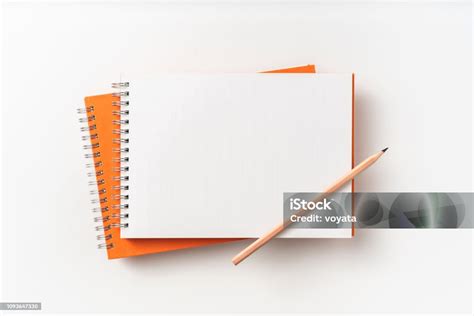 오렌지 나선형 노트북 페이지 연필의 상위 뷰 연습장 메모장에 대한 스톡 사진 및 기타 이미지 연습장 메모장 컷아웃 전경