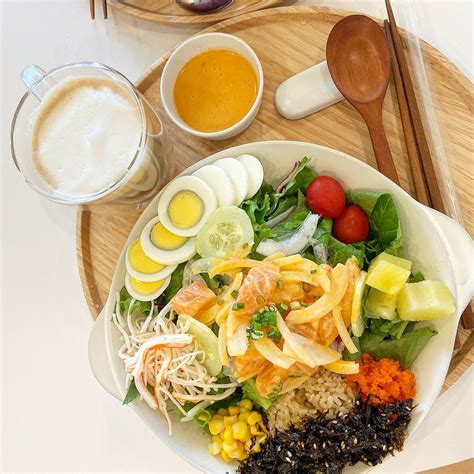 민이맘 유아식 👩🏻‍🍳 간편한 한끼 식사 💛 오늘 아점은 외식입니다 😆 샐러드 맛집 찾아서 다녀왔어요~ 현미밥도 있고 샐러드 양이 많아서 한 끼 배부르게 먹고 왔답니다