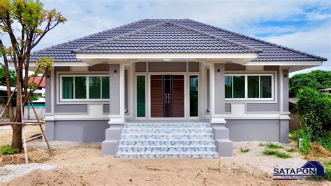 บ้านร่วมสมัยยกพื้น ออกแบบหลังคาทรงปั้นหยา โทนนิยมสีเทาอ่อนเรียบหรู สวย