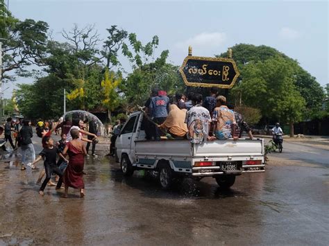 လယ်ဝေးမြို့နယ်တွင် မဟာသင်္ကြန်အ တက်နေ့၌ နှစ်ဦးကုသိုလ် ကောင်းမှုပြုကြသူမ