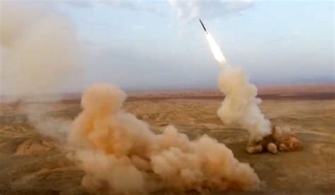 Iran Tembakkan 2 Rudal Balistik Dari Bawah Tanah Saat Latihan Perang