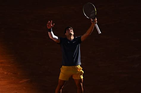 Carlos Alcaraz remonta ante Jannik Sinner y disputará su primera final