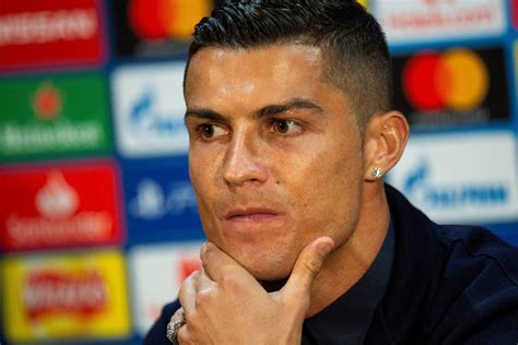 Este Es El Accesorio De 2 Mdd Que Brilla En La Mano De Cristiano El