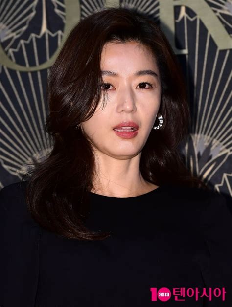 Ten 포토 전지현 피부에 조명을 달았나 텐아시아