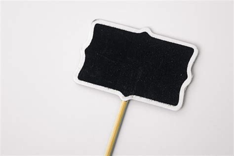 중립 배경에 희미한 백악질 표면이 있는 빈 간단한 나무 이젤 미니 칠판 위에서 본 모습 텍스트를위한 공간을 복사하십시오 비즈니스 교육 장비 개념에 대한 이미지 0명에 대한