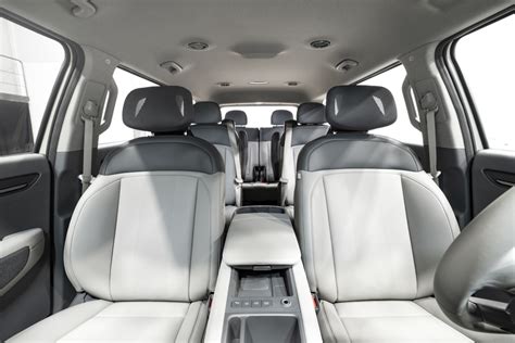 《kia》揭開大型純電休旅《ev9》完整面貌 車內採三排座椅設定、第二排可反轉對坐