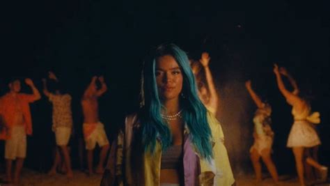 Por qué copas de Karol G es un himno a la amistad