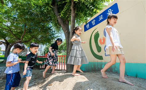 경상남도교육청 100년 전통의 정촌초등학교 맨발걷기 인싸 학교로 거듭나다 진주 정촌초등학교는
