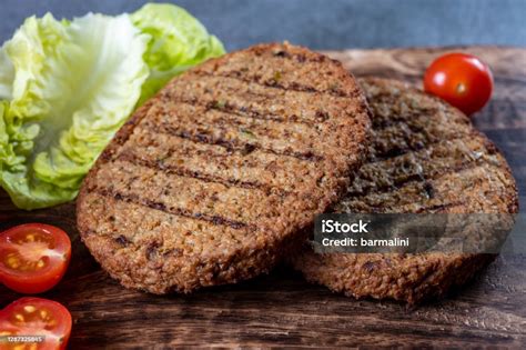 식물성 구운 햄버거 신선한 빵 빵 유기농 채소로 맛있는 채식 햄버거 만들기 0명에 대한 스톡 사진 및 기타 이미지 0명