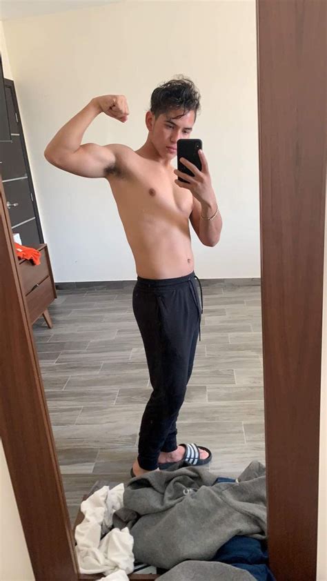 Pin By Karen Solis On Chicos Mirror Selfie Selfie Scenes