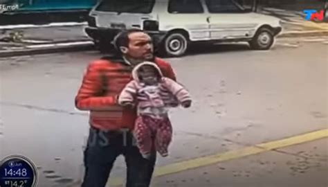 Video Bebé Intenta Cruzar La Carretera Y Un Hombre Le Salva La Vida