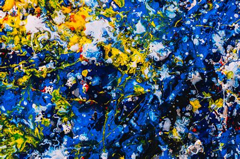 추상적 표현주의 떨어지는 기술을 사용하여 그린 그림 다른 색상을 혼합 하는 빨강 노란색 파란색 흰색 블랙 개념에 대한 스톡 사진 및 기타 이미지 Istock