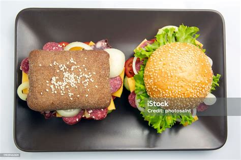 회색 배경에 야채와 소시지와 햄버거 패스트 푸드와 아침 식사 칼로리와 다이어트 건강한 식생활에 대한 스톡 사진 및 기타 이미지 건강한 식생활 고기 굽기 Istock