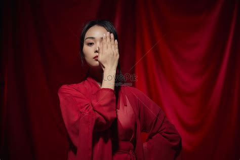 빨간 옷을 입은 여자 사진 무료 다운로드 Lovepik
