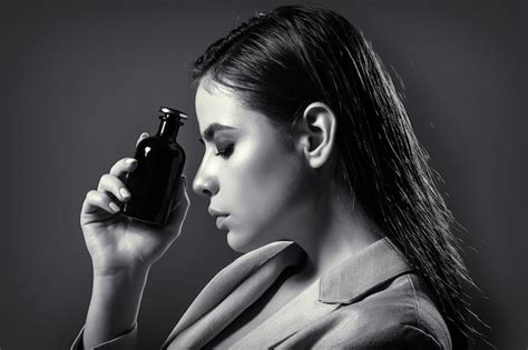 Hermosa Chica Usando Perfume Mujer Con Botella De Perfume Mujer