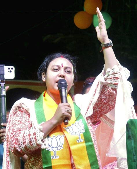 Wife Of Bjp Candidate Manoj Tiwari Surabhi Tiwari Campaigns For The
