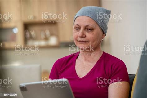 태블릿 장치를 사용하여 암에서 회복하는 강한 여성 집에서 Ipad 거실에 대한 스톡 사진 및 기타 이미지 거실 건강관리와