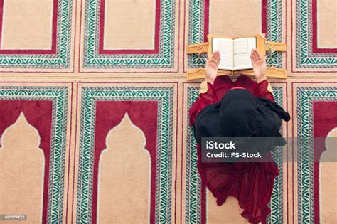 공중 보기 젊은 아름 다운 회교도 여 자가 기도에 모스크 탑 Eid Ul Fitr에 대한 스톡 사진 및 기타 이미지 Eid
