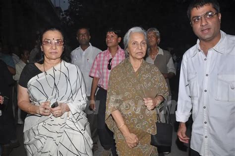 Asha Parekh And Waheeda Rehman Pays Respect At Dev Anands Prayer Meet