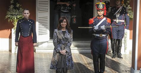 Currín Cristina Entregó El Sable Corvo Del General San Martín Al Museo