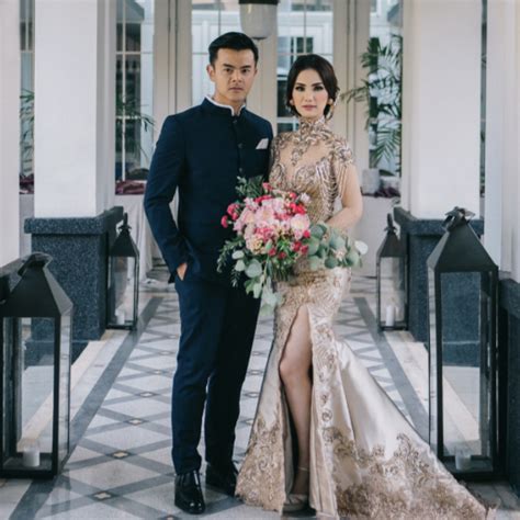 Inilah Deretan Desainer Kenamaan Di Balik Mewahnya Gaun Istri Dion