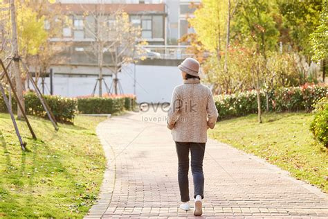 공원에서 산책하는 할머니의 뒷모습 사진 무료 다운로드 Lovepik