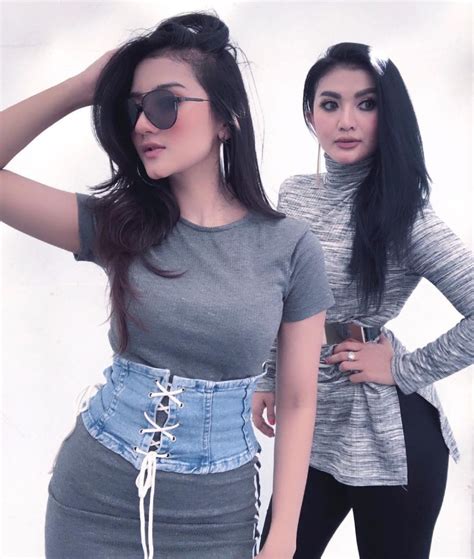 10 Gaya Kompak Ghea Youbi And Gina Youbi Yang Mirip Abis Bak Seumuran
