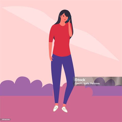 거리에서 전화로 이야기하는 소녀 여러 가지 색의 세련된 옷을 입은 아름다운 젊은 여성이 길을 따라 걷습니다 플랫 벡터