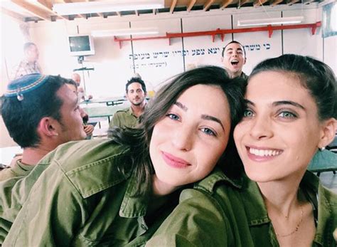 עולה על אזרחי כוכבת תאגד בקמפיין בינלאומי חגיגי Fashion Forward אופנה