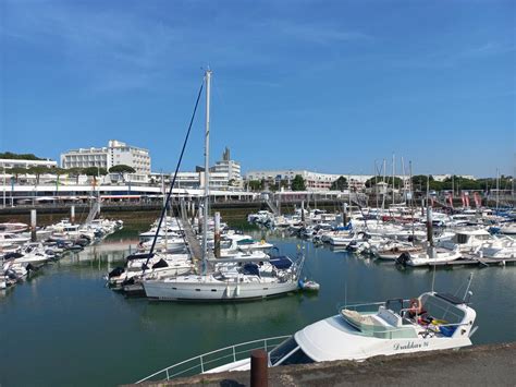 Royan Il Décape Son Bateau Dans Le Port Et Se Fait Taper Sur Les Doigts