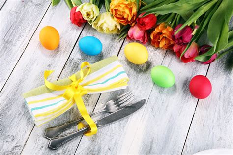 테이블에 포크 나이프와 튤립 부활절에 대 한 축제 테이블 설정 0명에 대한 스톡 사진 및 기타 이미지 0명 4월 계절 Istock