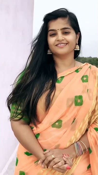 செம ஆண்டி இந்த ஆண்டி நடந்தாலே தூக்குது😜 Shorts Glamour Sexy Beauty