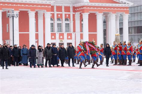 Монгол Улсын төрийн далбааг мандуулж жанжин Д Сүхбаатарын хөшөөнд