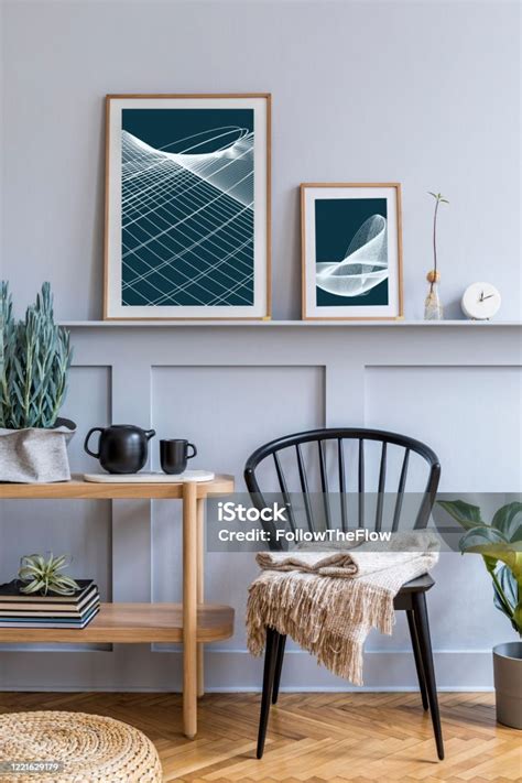 디자인 검은 의자 나무 콘솔 식물 책 장식 선반에 포스터 프레임과 현대적인 가정 장식의 우아한 액세서리와 세련된 스칸디나비아 거실 인테리어 0명에 대한 스톡 사진 및 기타