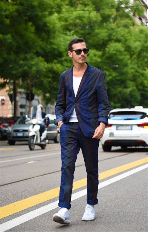 패션엔 화려한 수트와 색조로 풍성한 밀라노 스트리트 스타일 패션엔 화려한 수트와 색조로 풍성한 밀라노 스트리트 스타일