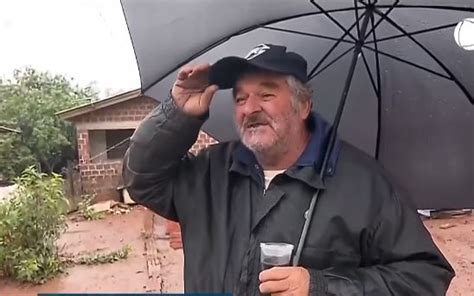 Idoso mora dentro de carro para não abandonar animais